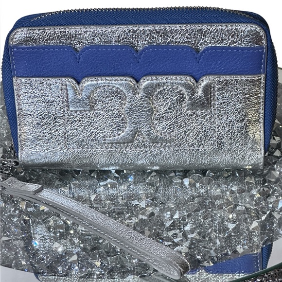 Tory Burch | Bags | Euc Tory Burch Scallopt Metallic Ziparound Wristlet ...